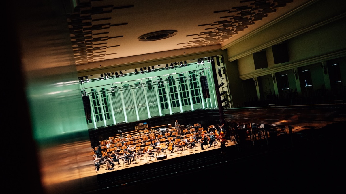 VERLOSUNG: 3. Philharmonisches Konzert: Filmmusik & Sibelius | Jonathan ...