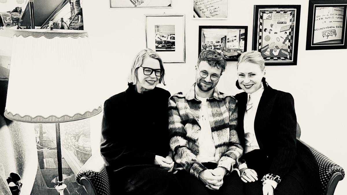 Das Rote Sofa: Esther Bialas & Corina Gertz (Kostümbild und Fotografie ...