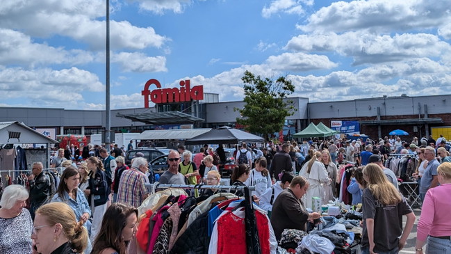 Elegantes Hochberg Flohmarkt Lbeck Bild